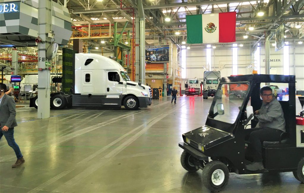 Daimler te enseña cómo ensambla un tractocamión en menos de 5 minutos ...