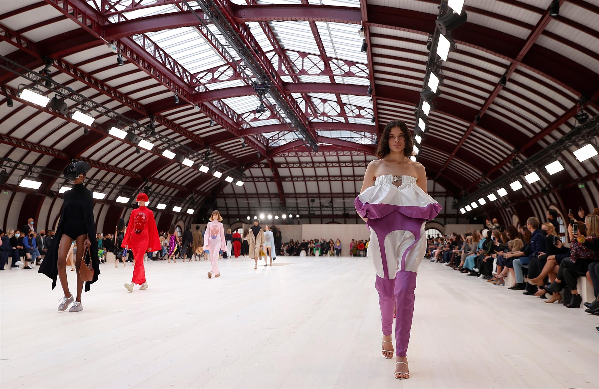 Así está influyendo el surrealismo en la semana de la moda en París