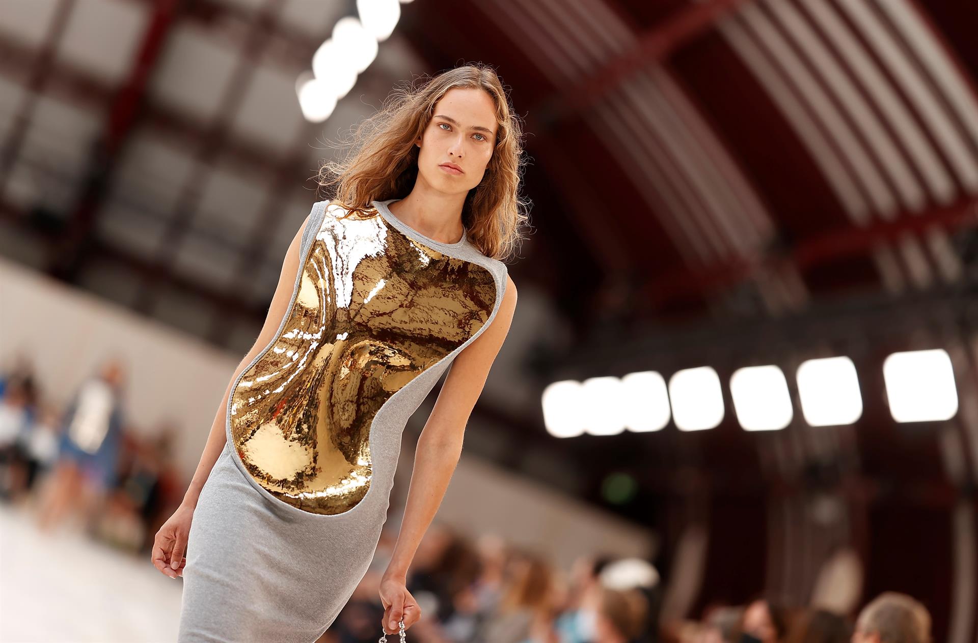 Así está influyendo el surrealismo en la semana de la moda en París