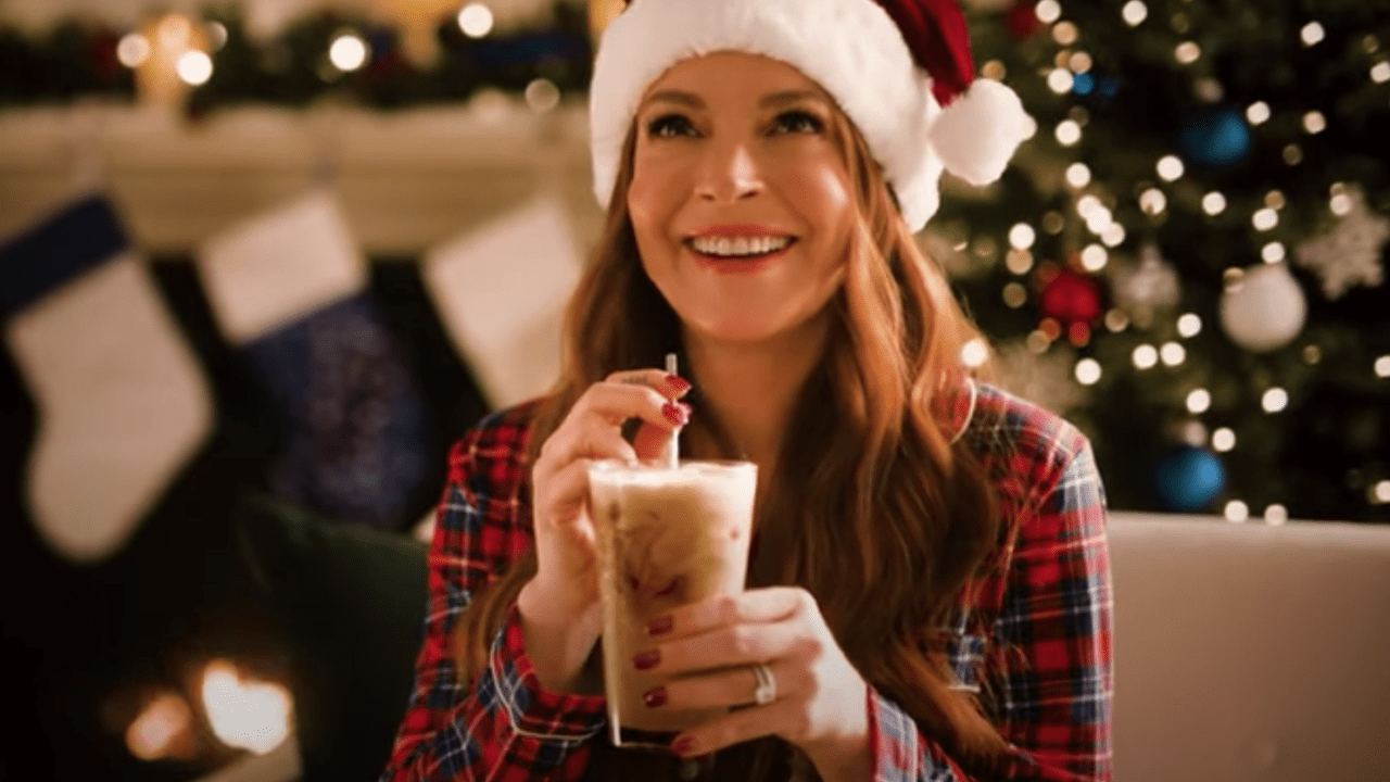 Pepsi se sube a la tendencia TikTok 'gaseosa y leche' con Lidsay Lohan