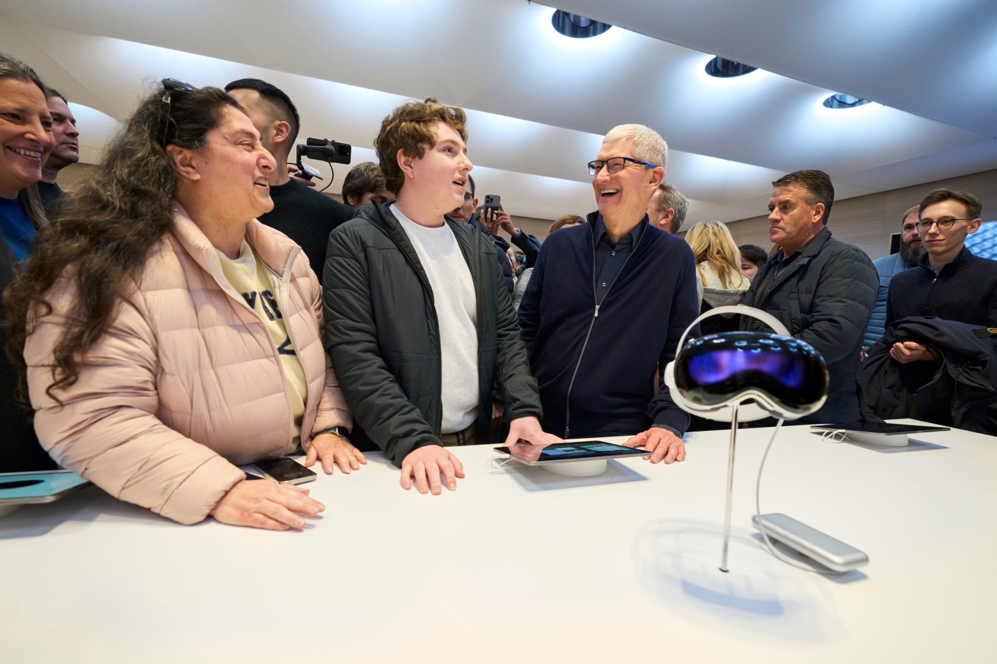 Tim Cook da la bienvenida a las nuevas gafas de realidad virtual de ...