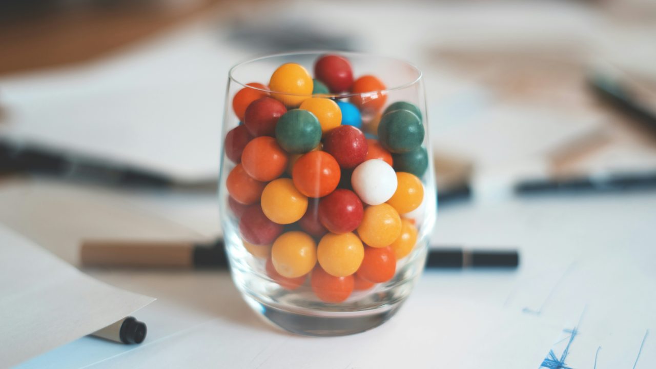 Los chicles liberan cientos de microplásticos en la boca, aunque su ...