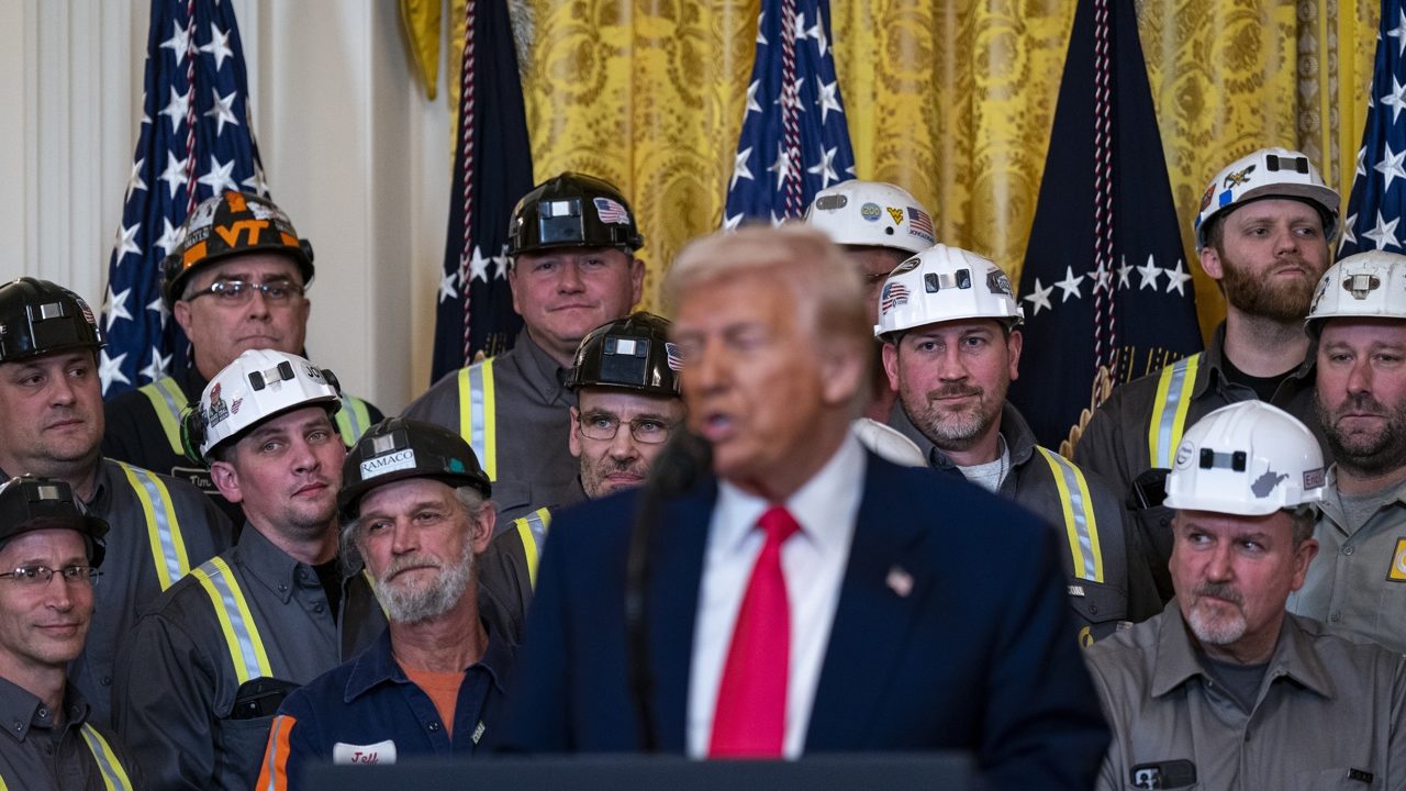Trump Firma Orden Para Impulsar El carb n Limpio En EU trump-firma-orden-para-impulsar-el-carb-n-limpio-en-eu