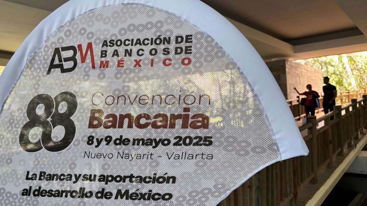 Banqueros ante el desafío de la desaceleración en México • Economía y ...
