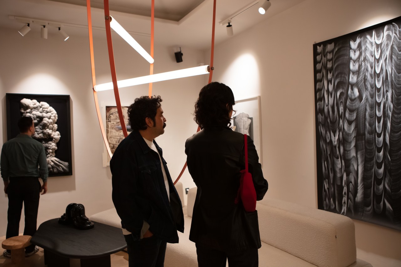 Monocromática: la muestra de arte que invita a la contemplación