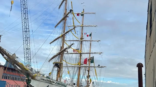 Buque mexicano reanuda operaciones tras chocar con el puente de ...