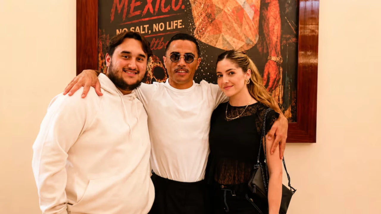 Visita de Jesús Ernesto López, hijo de AMLO, al restaurante Nusr-Et de ...
